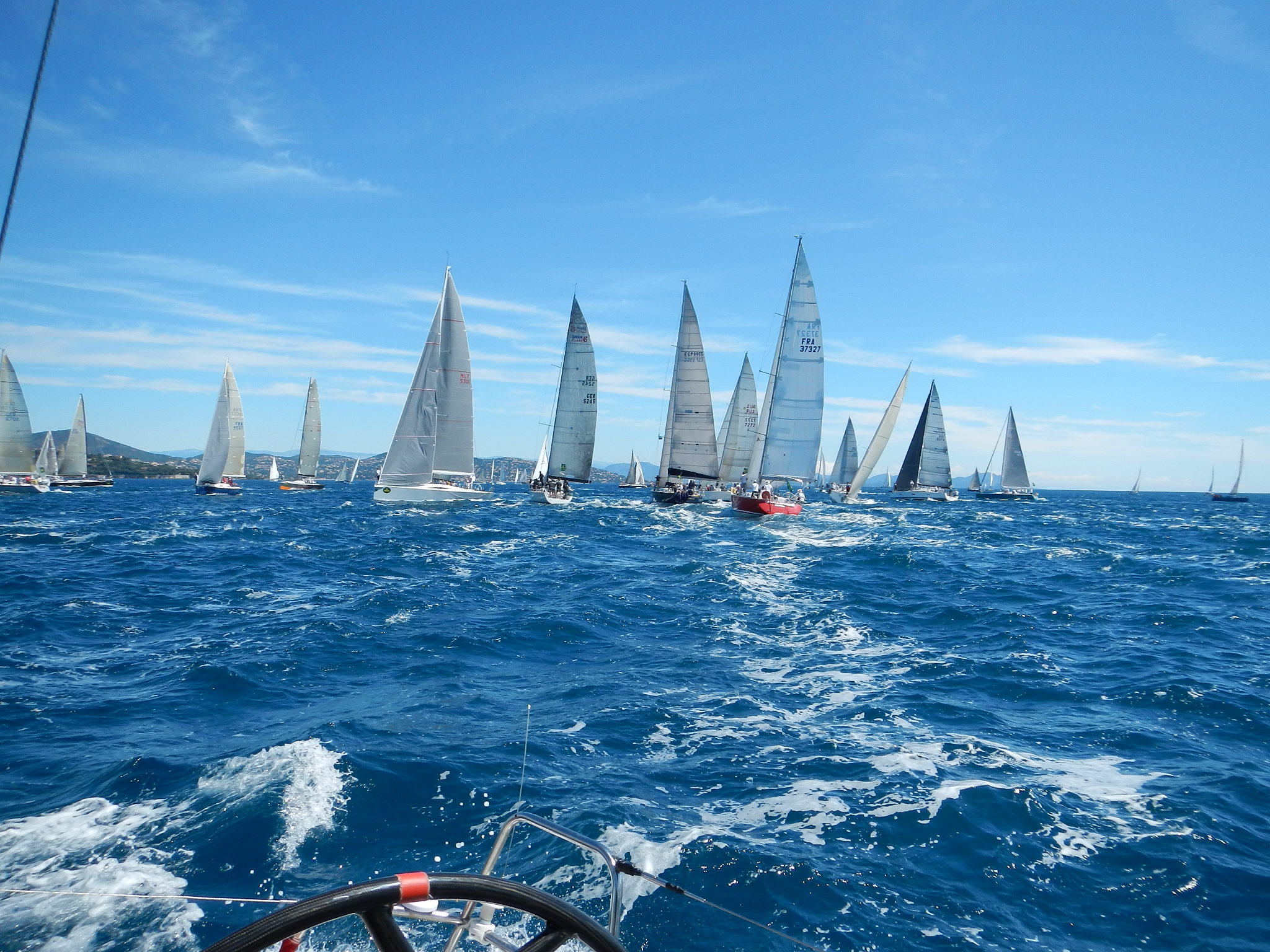 Marea fara plaje, baruri, fuste, fitze, muzici – Inchirieri de idei